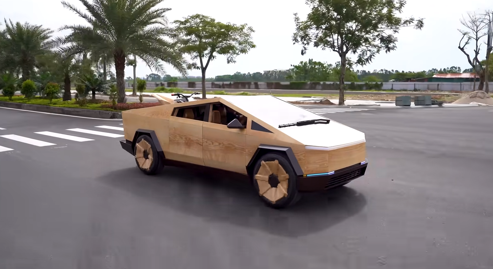 Nogen lavede en Cybertruck af træ - - Gamereactor