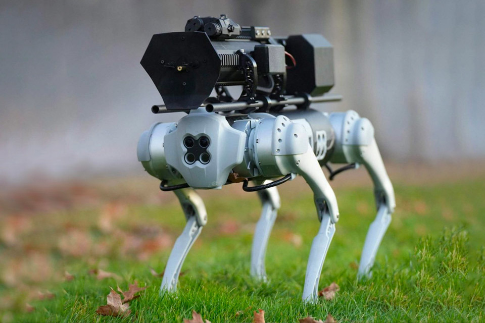 Denne robothund er udstyret med en flammekaster, og det virker temmelig ...